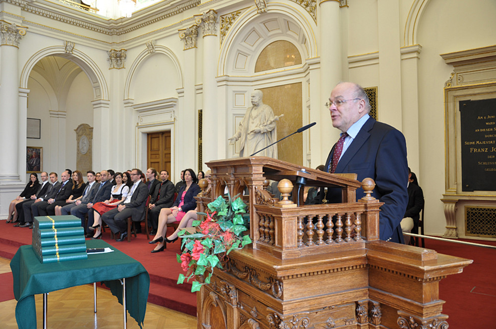 Feierlich: Abschluss des 12. Lehrgangs für Versicherungswirtschaft ...